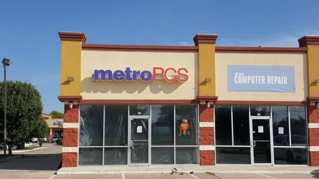 Metro PCS in Dallas - Giant Sign Company